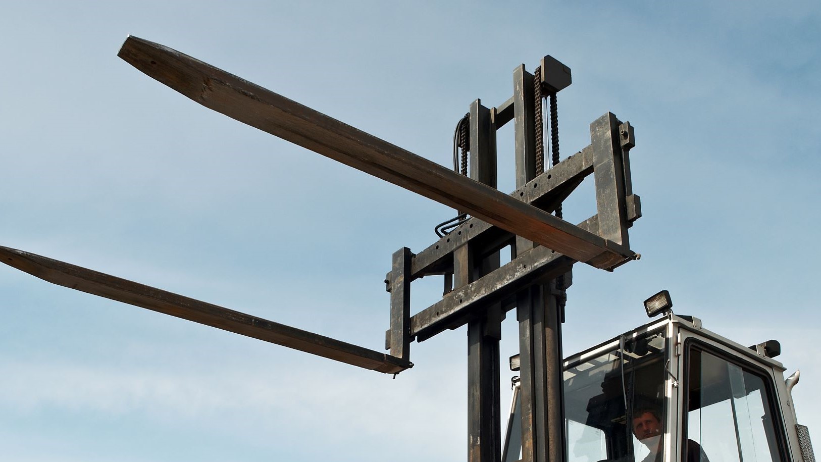 How to Prevent Damage to Forklift Forks - Industrial Forklift Truck