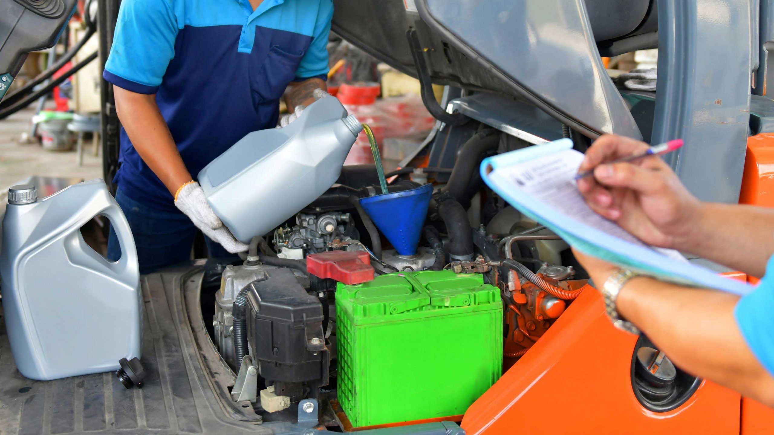 How to Complete a Forklift Oil Change in 10 Minutes - Industrial ...